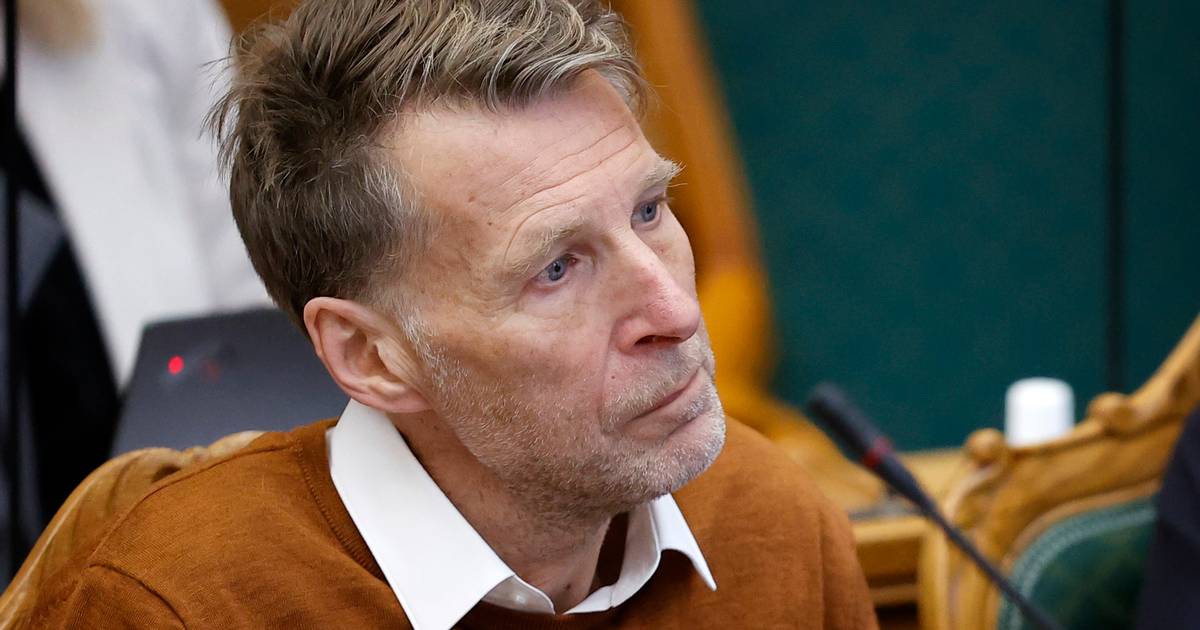 Jon Stephensen indkaldes til samtale efter »lækker krop«-sms til 19-årig - Jyllands-Posten