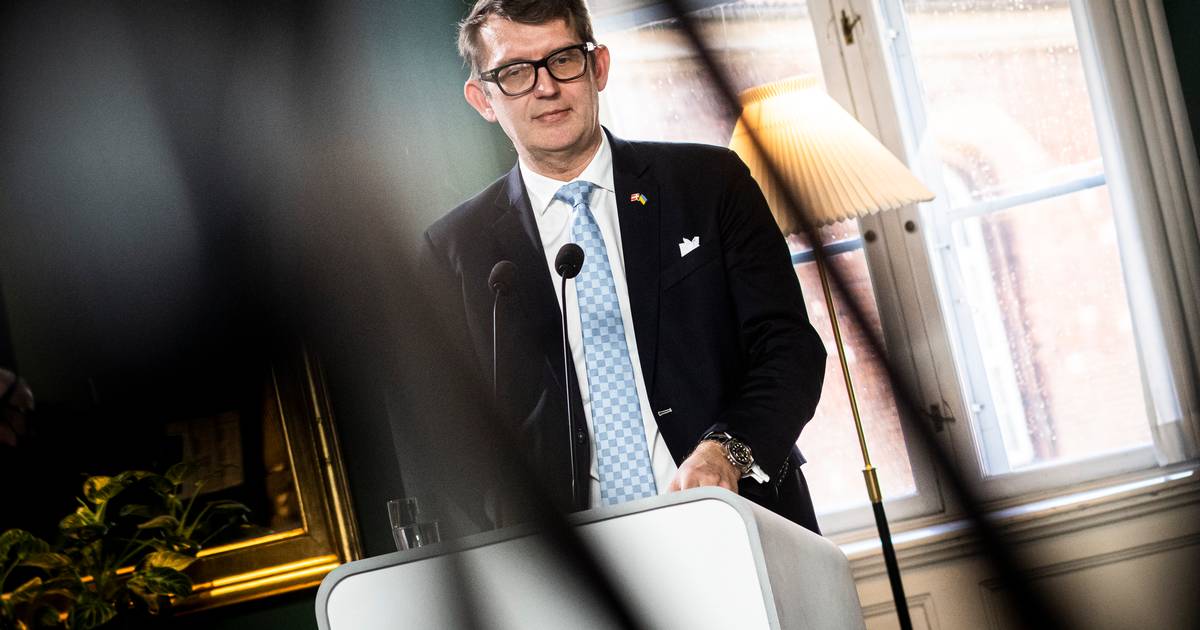 Forsvarsministeren præsenterer anden del af kasseeftersyn - Jyllands-Posten