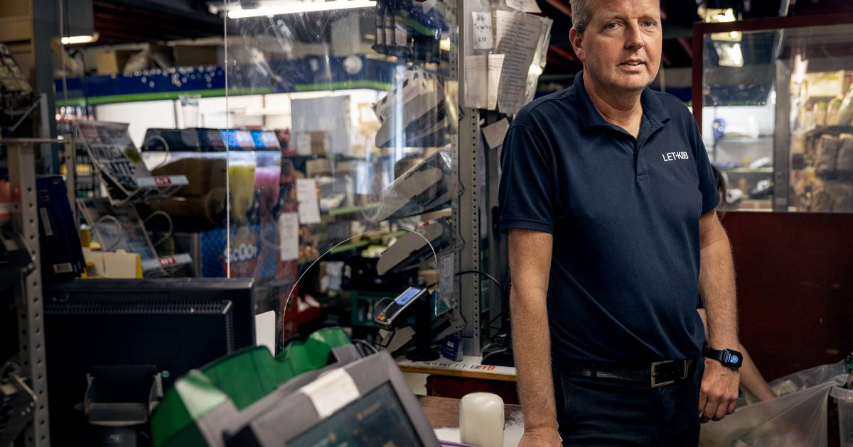 Sure kunder: Butiksansatte søger tryghed bag plexiglas - Jyllands-Posten