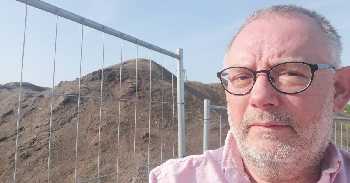 Torben Nielsen bor et stenkast fra brændende asbestbjerg. Nu tager ...