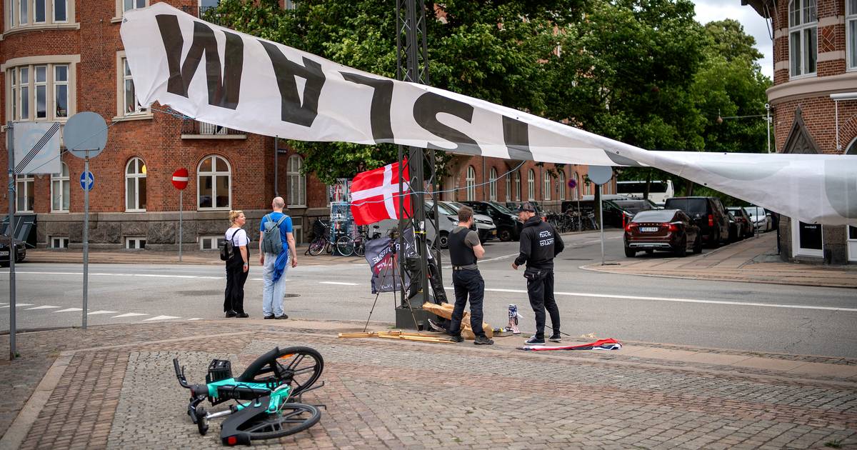 Demonstranter har brændt Koranen foran to nye ambassader - Jyllands-Posten