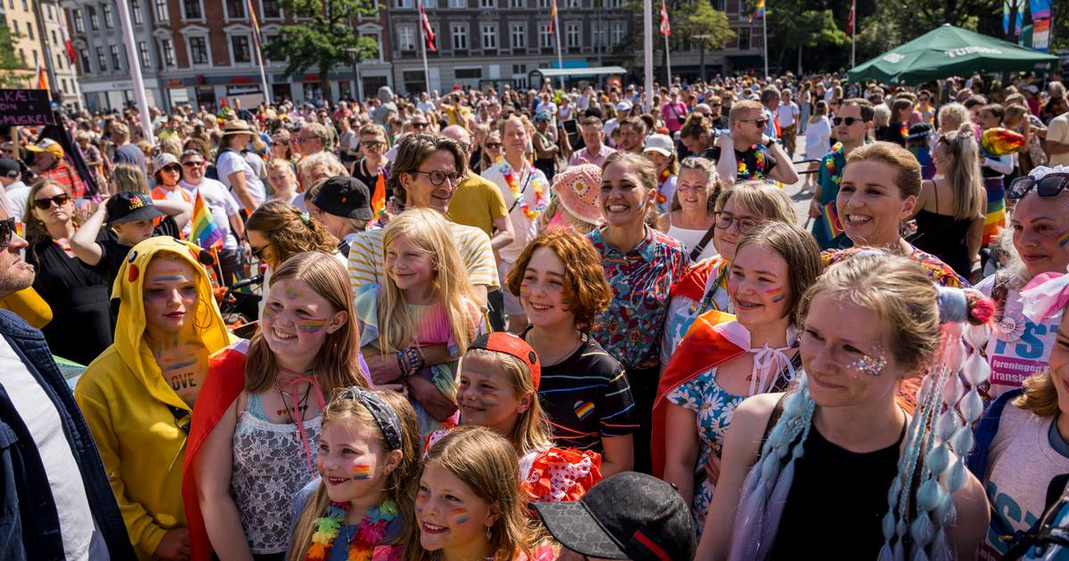 Afspærringer forlænges: Flere deltagere end ventet i Prideparade ...