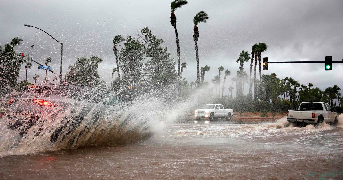 Californien rammes af tropisk storm og jordskælv samme dag - Jyllands ...