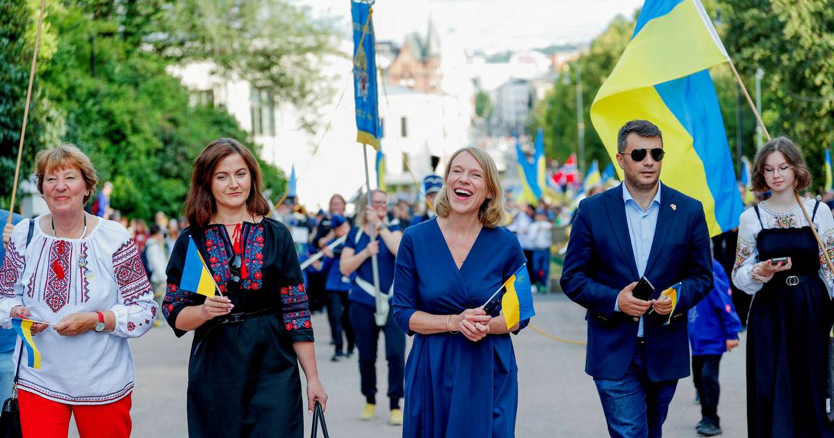 Mandens våbenaktier bringer Norges udenrigsminister i uføre - Jyllands ...