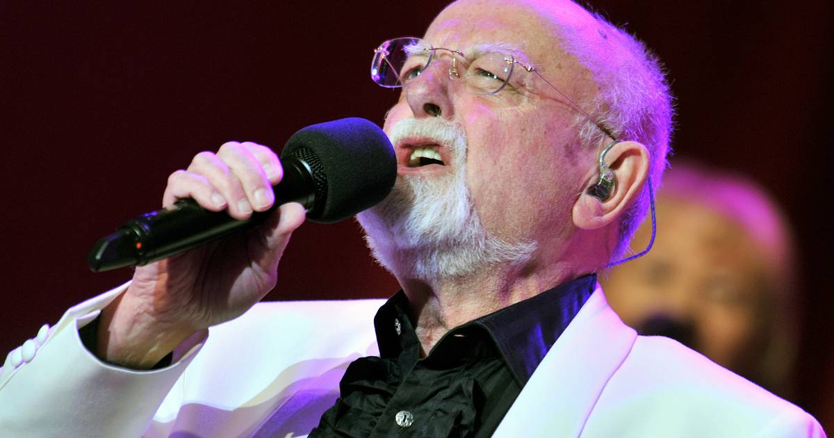 Den fløjtende folkesanger Roger Whittaker er død - Jyllands-Posten