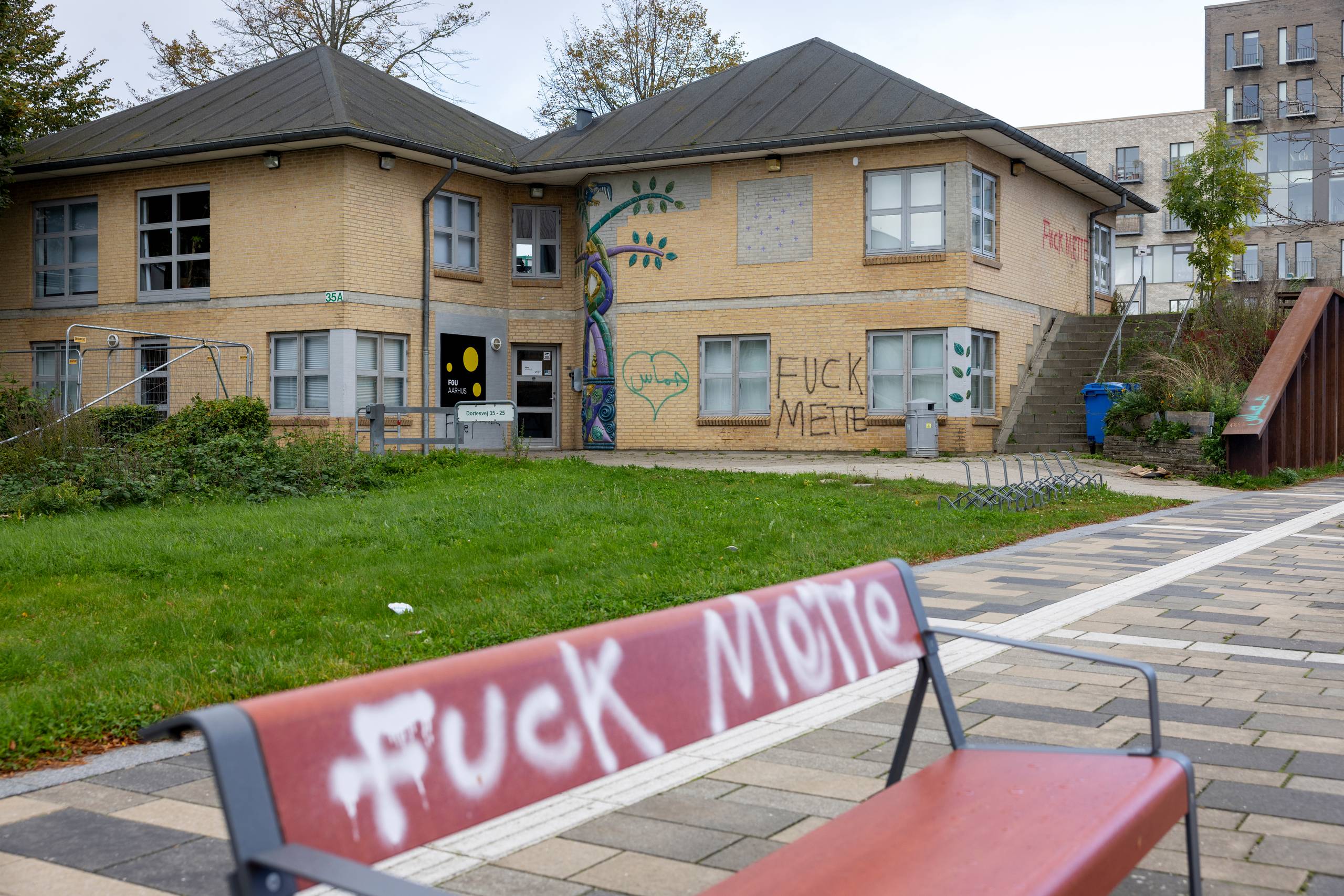 Flere containere sat i brand og bygninger overtegnet med graffiti i ...