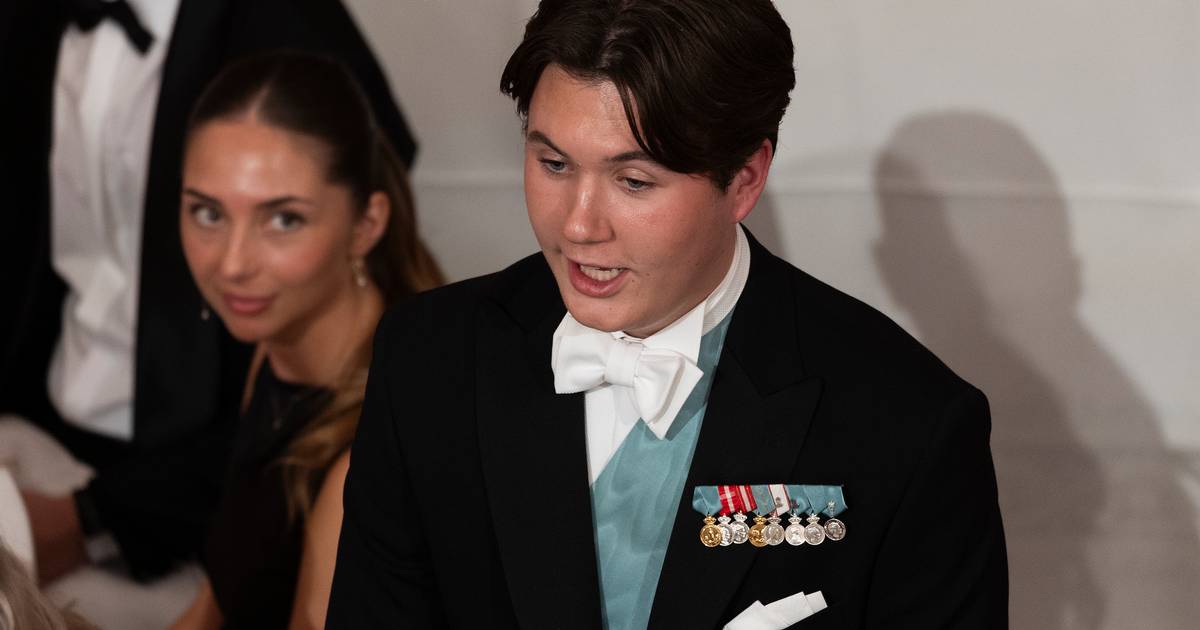 Prins Christian på vej til at afgive højtidelig erklæring - Jyllands-Posten