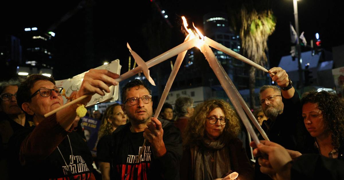 Gidsler holdt hvidt klæde som flag før de blev skudt af Israels hær ...