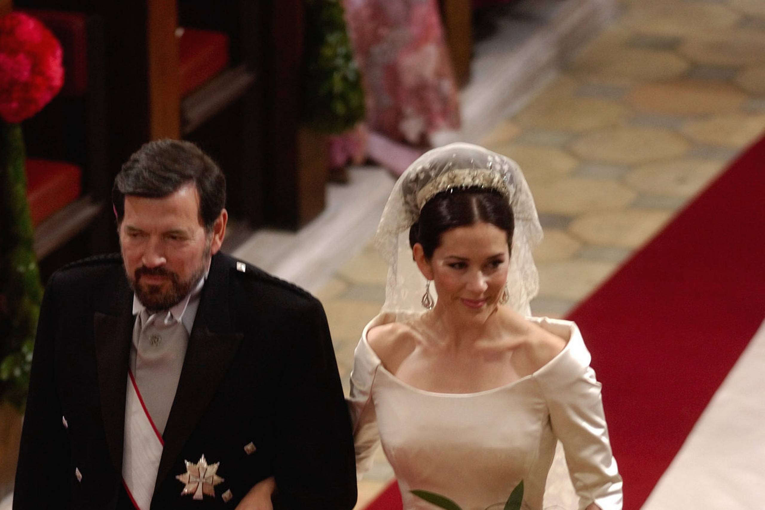 Kronprinsessens far må se sin datter blive dronning på distancen ...