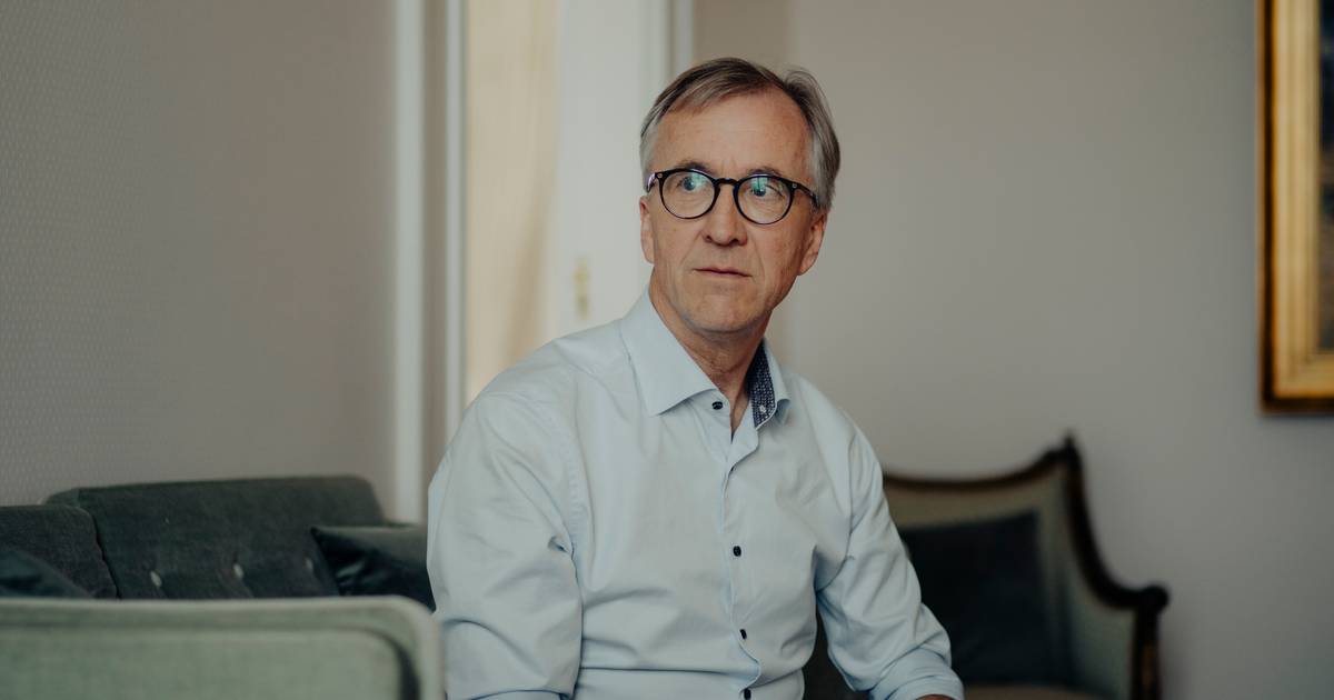 De sad i køkkenet, da han kom med en besked, der kunne ændre hans vens ...