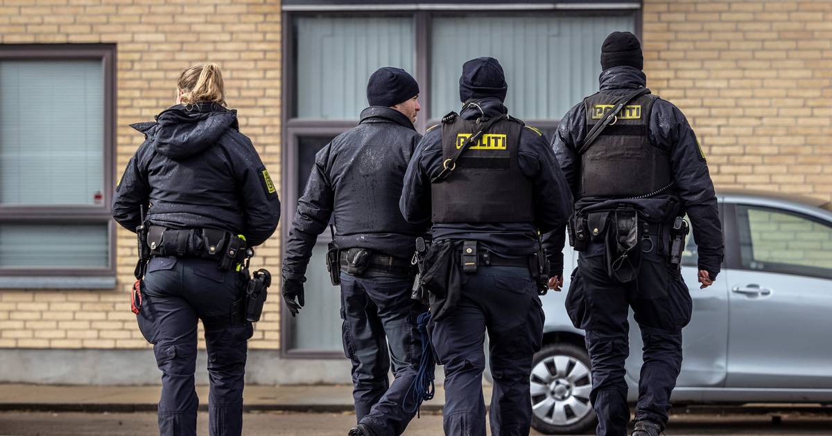 Mand sigtes for at stikke kvinde i halsen i Taastrup - Jyllands-Posten