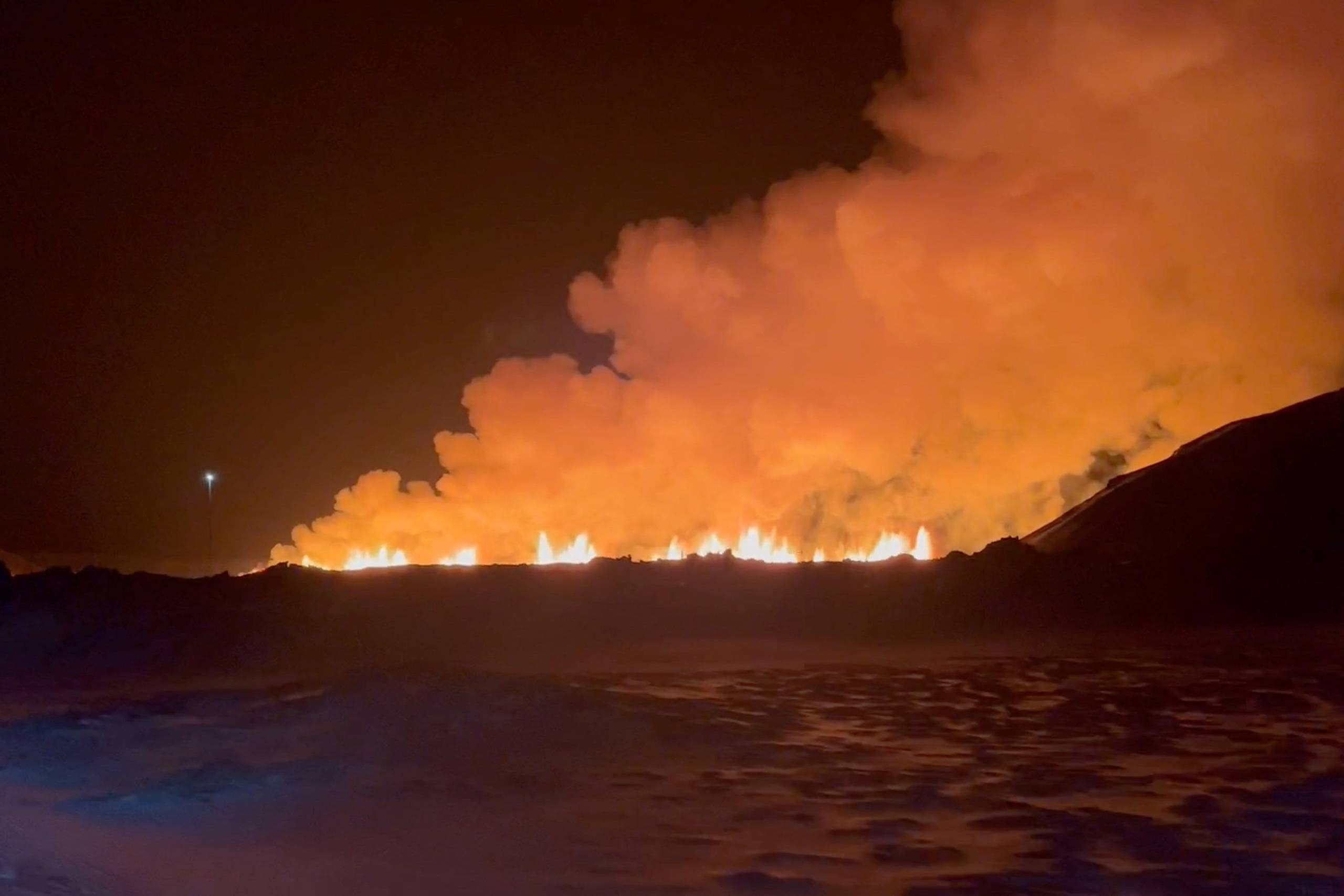 Vulkan er igen gået i udbrud på halvø i Island - Jyllands-Posten