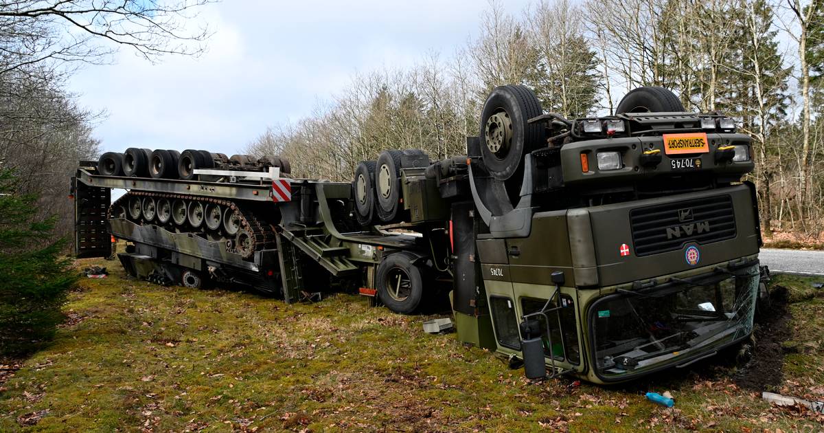 Militær blokvogn med kampvogn er væltet i grøften - Jyllands-Posten