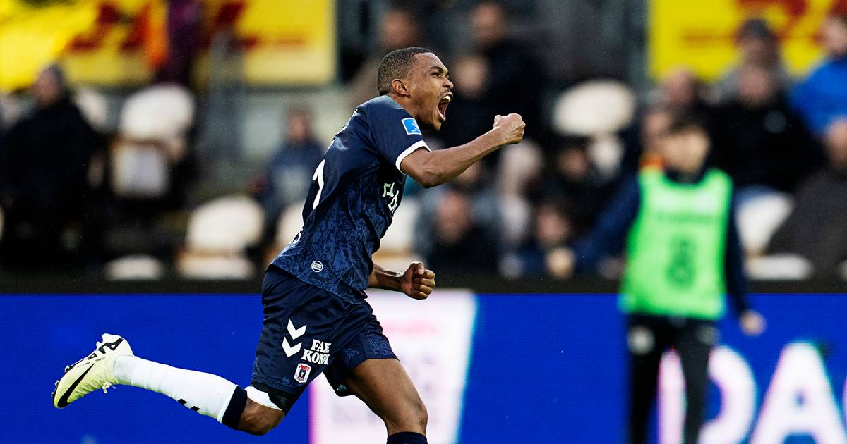 AGF-fans bortvist for at juble over mål på FCN-tribune - Jyllands-Posten