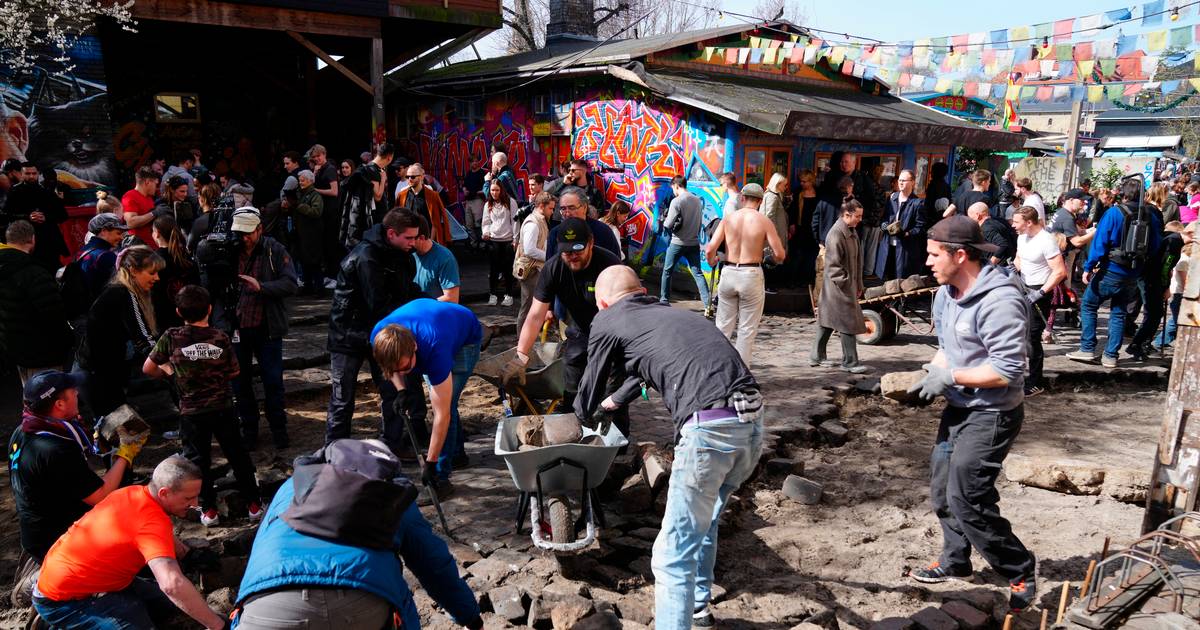 Christianitter har spærret af foran bunke med sten fra Pusher Street ...