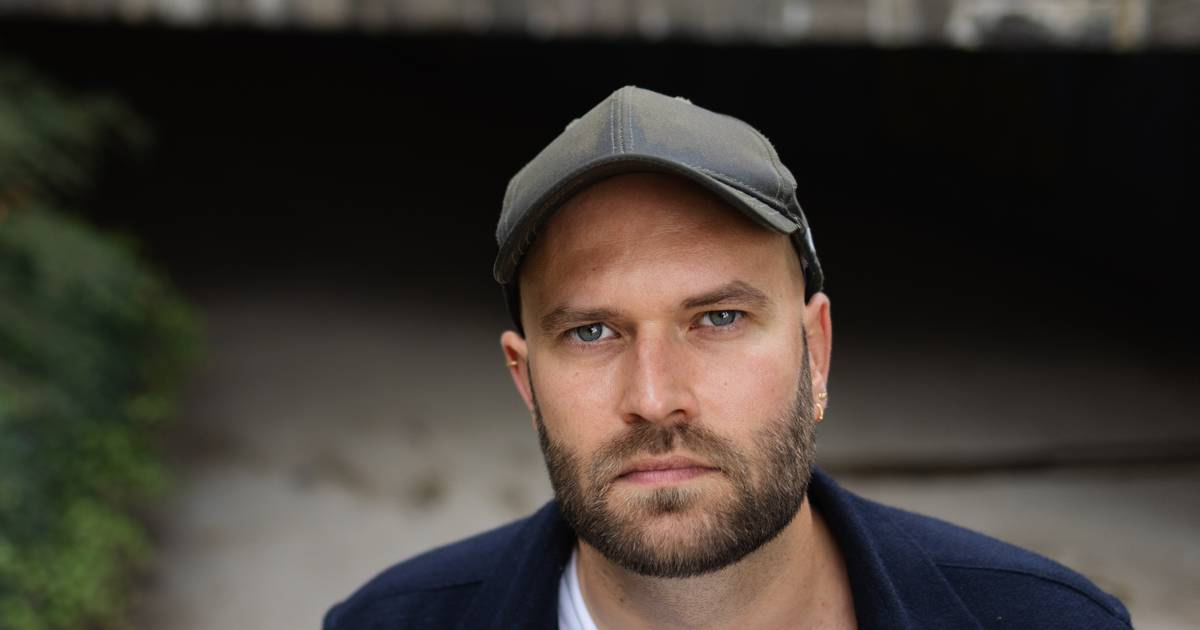 Det er uklart, hvad Henrik foretager sig på sit arbejde. Ikke mindst ...