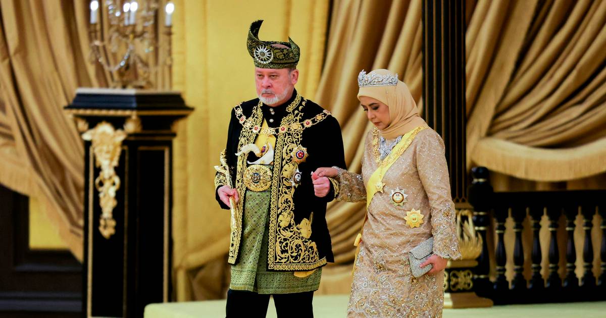 Hovedrig sultan krones som konge i Malaysia - Jyllands-Posten