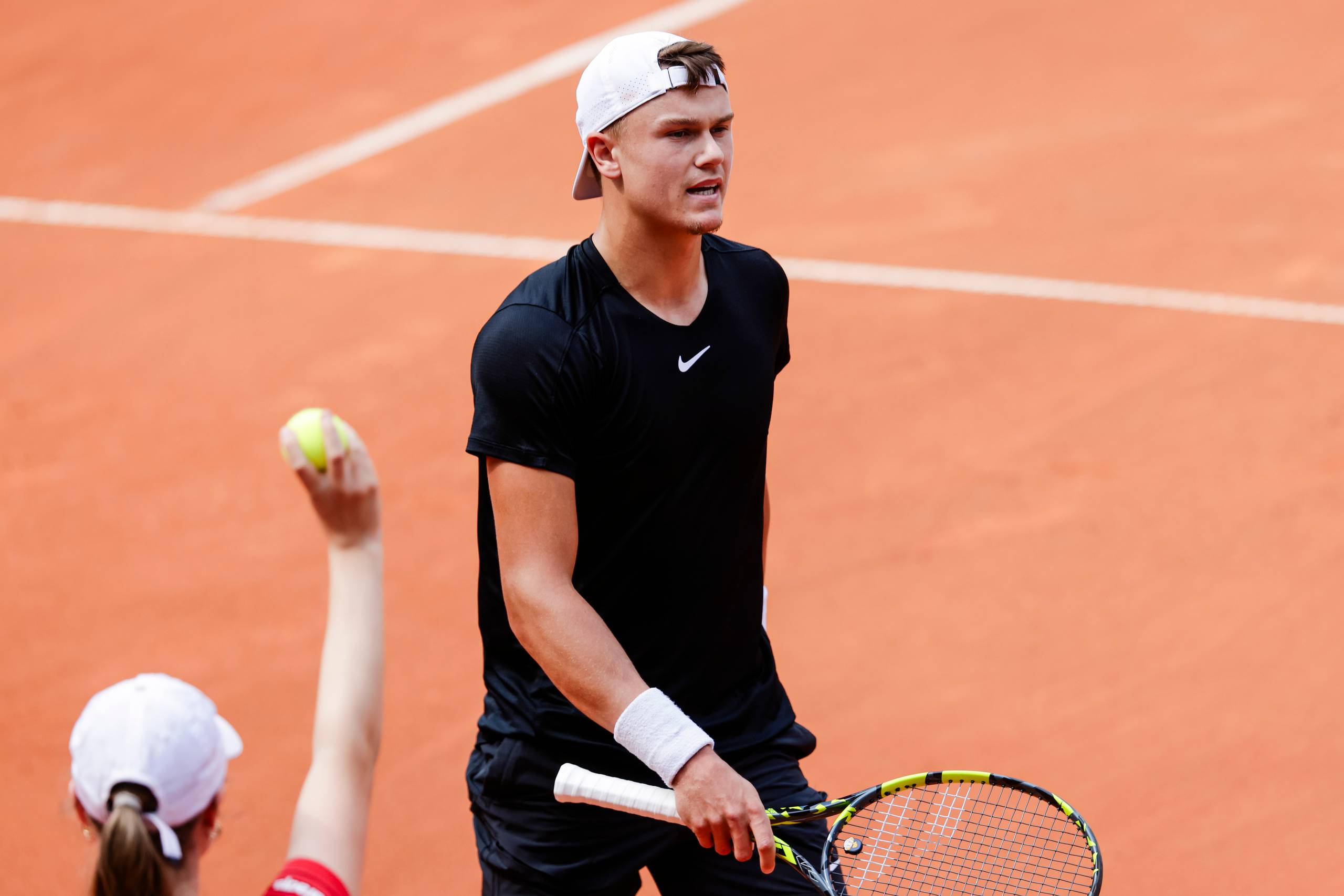 Tre læger giver Holger Rune deprimerende besked kort inden OL - Jyllands-Posten