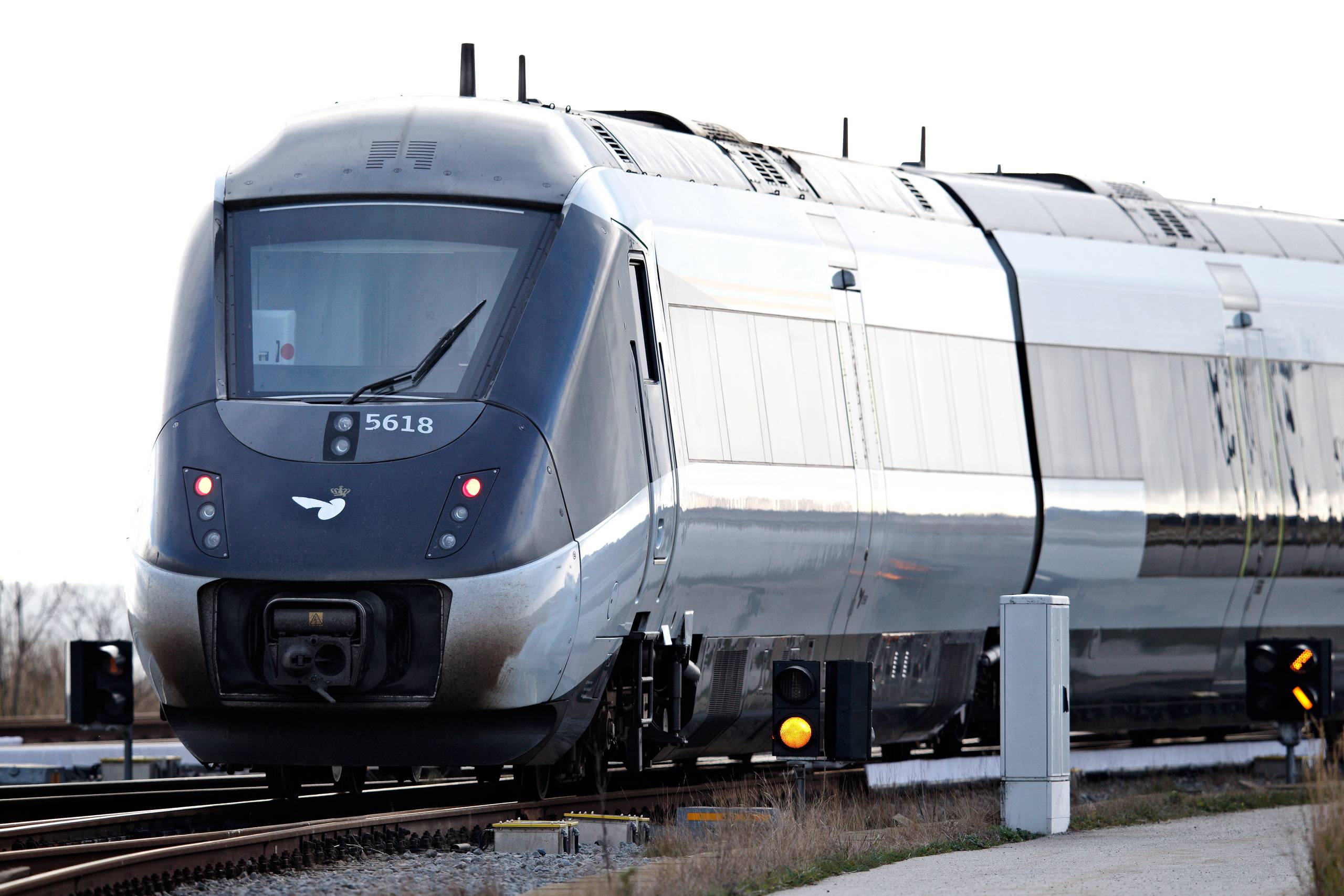 Trafikkaos fortsætter: Hundredvis af passagerer i kø - Jyllands-Posten