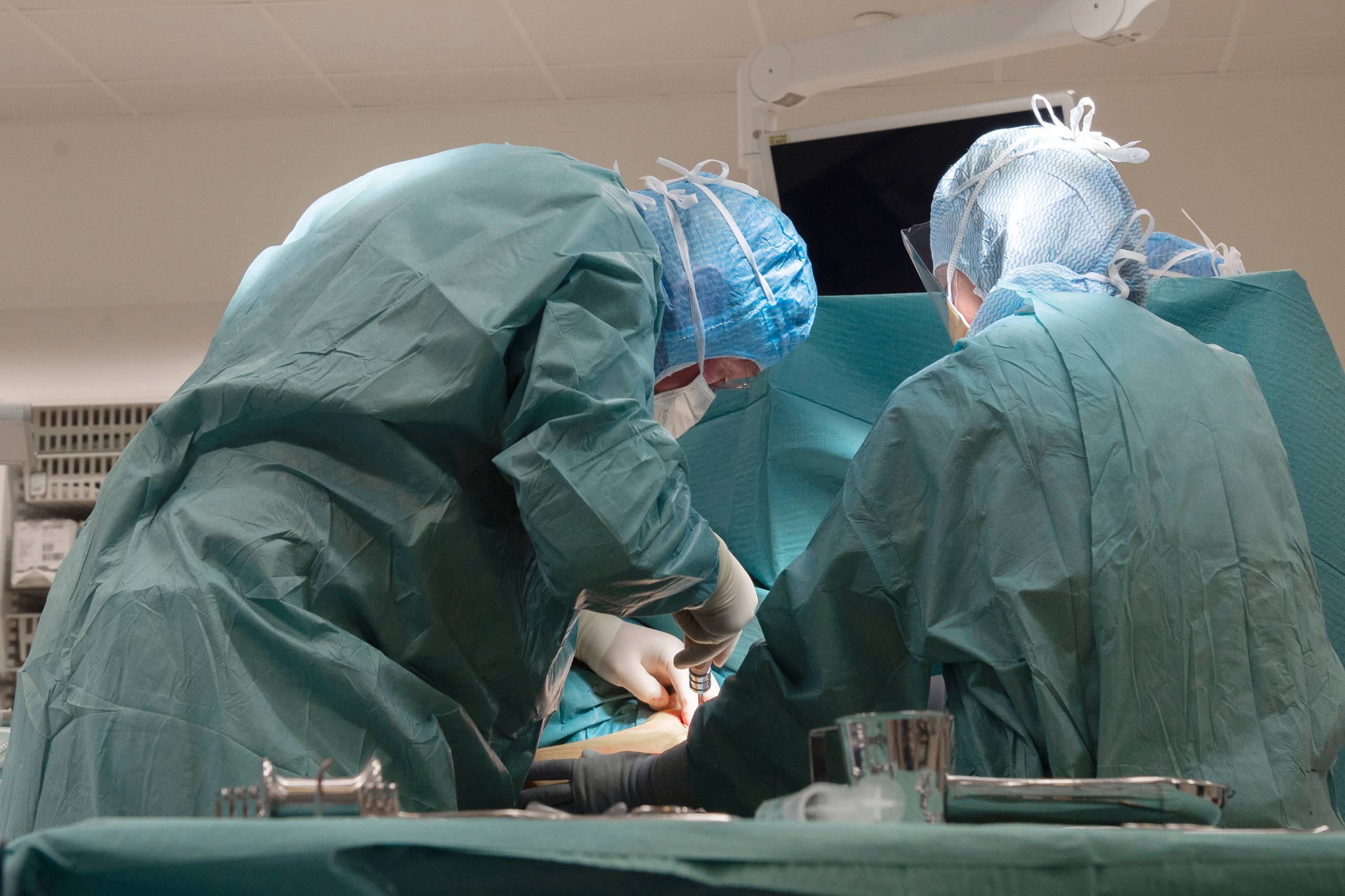 Ny teknologi: Lægen på Rigshospitalet assisterer ved hjerneoperation på ...