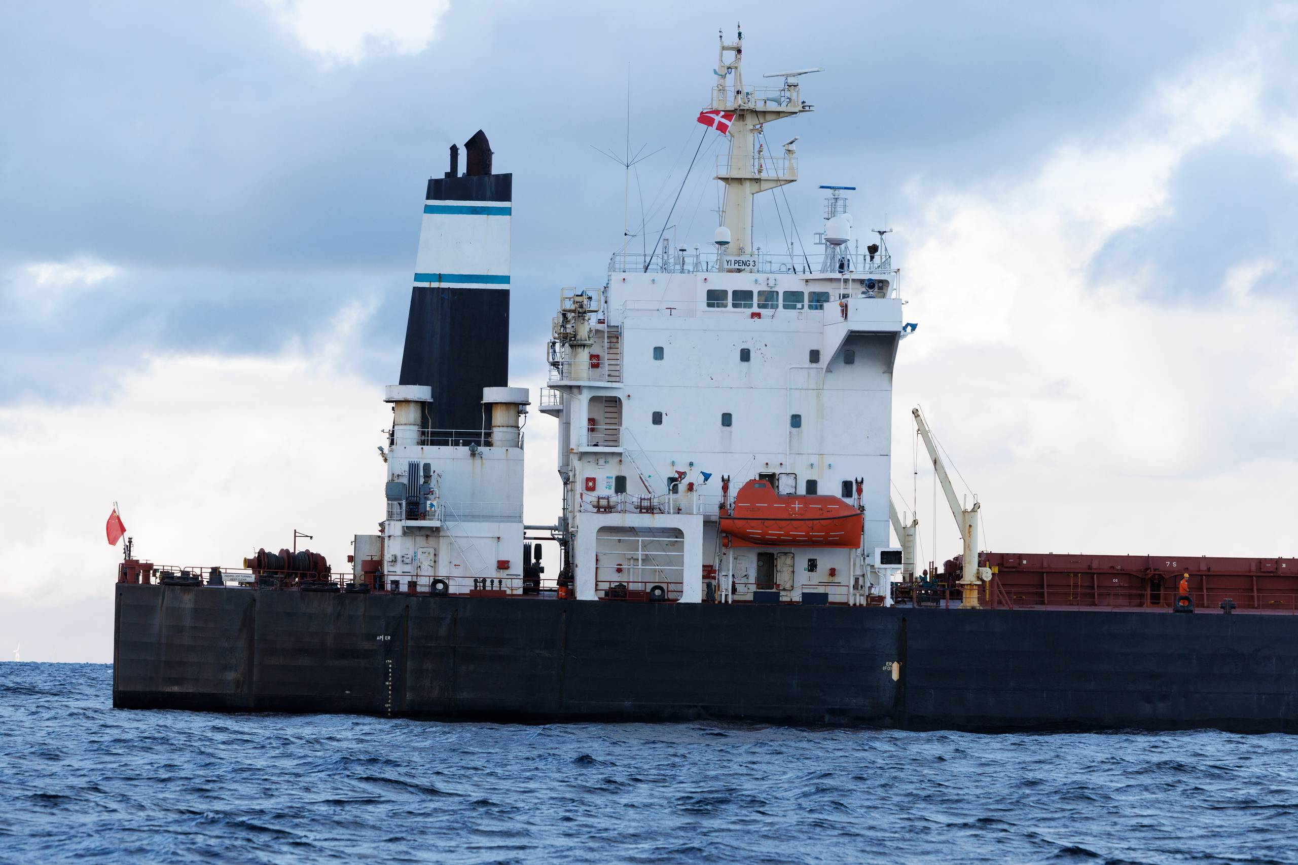"Yi Peng 3" har lettet anker - følges af Forsvaret ud gennem Kattegat - Jyllands-Posten