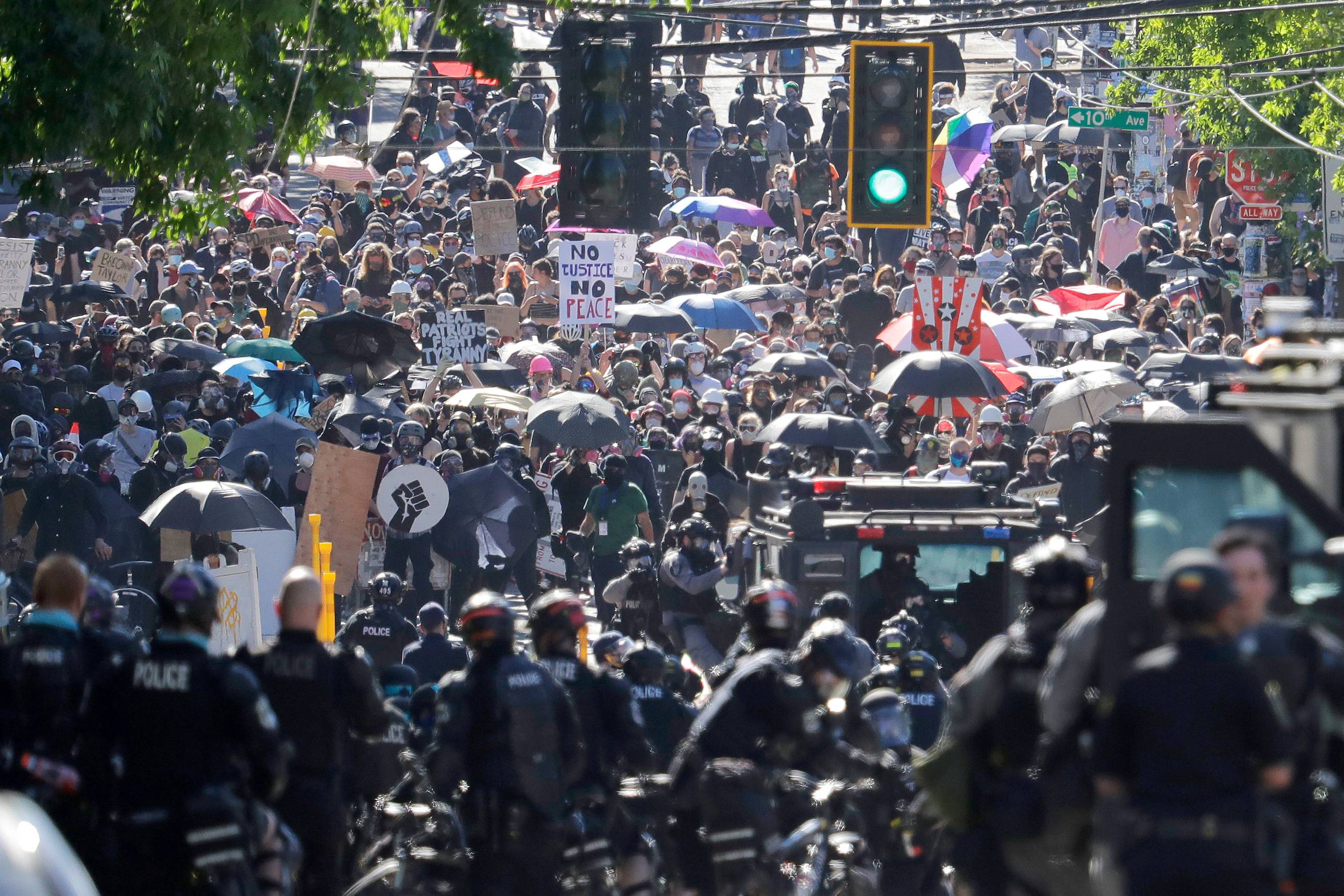 Video viser amerikanske betjente tæve fastholdt indsat til blods ...