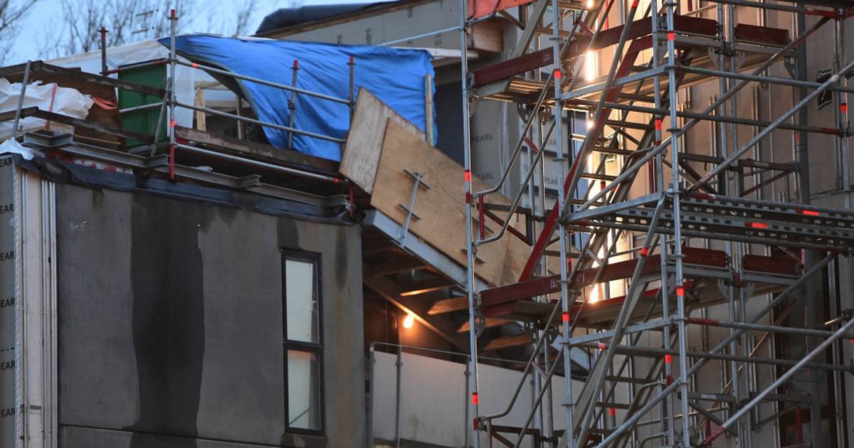 Mand er død i en arbejdsulykke med svalegang i Odense - Jyllands-Posten