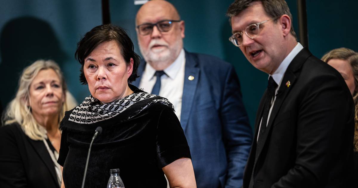 En grønlandsk minister ved Troels Lund Poulsens side fortæller en ...