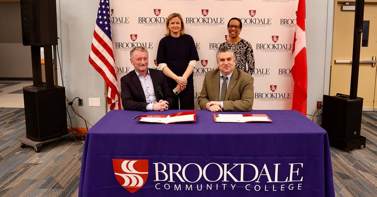 Danmarks ældste handelsskole går i den modsatte retning - Jyllands-Posten