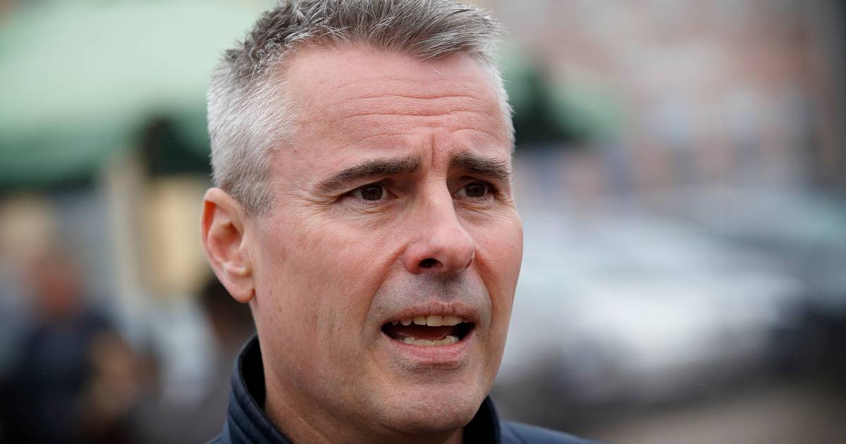 Boghandlere vil sælge Henrik Sass Larsens bog - Jyllands-Posten