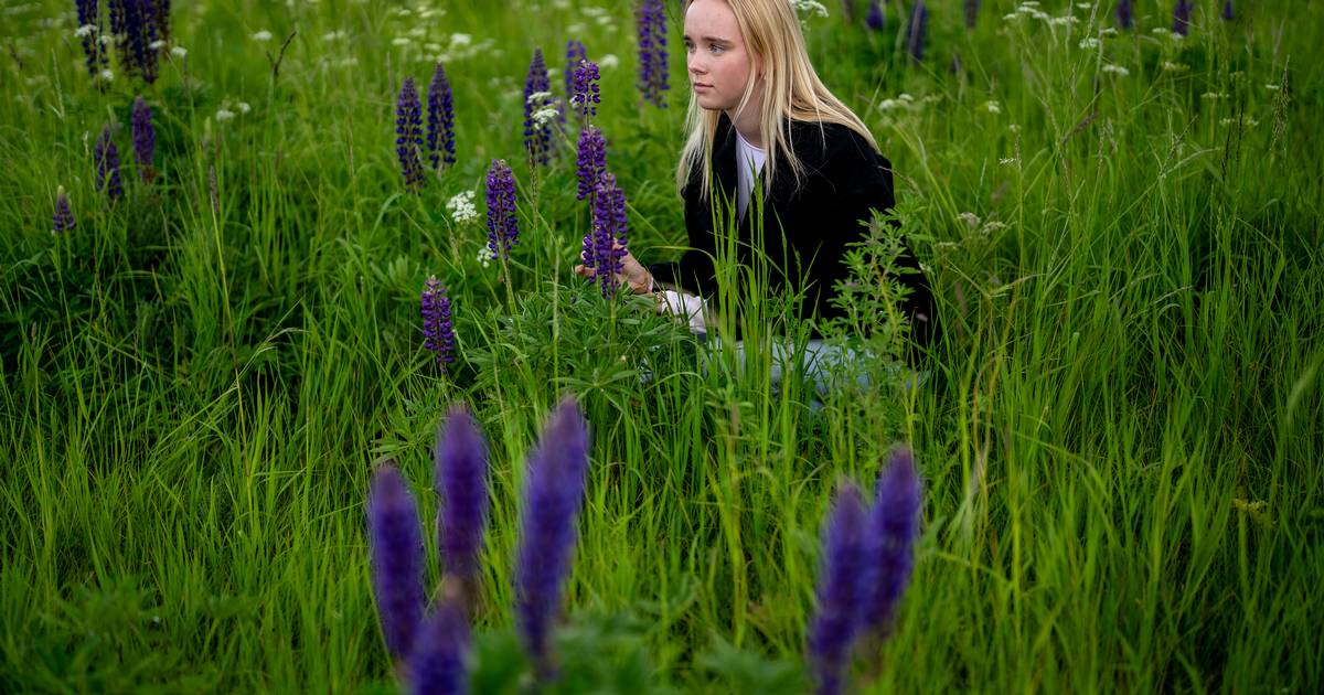 For halvandet år siden døde Johannes far. Hun tager ham stadig med ...