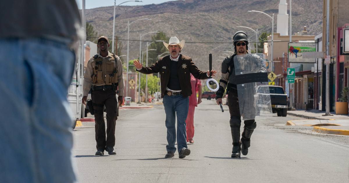 Bøfler og publikum styrter ud over skrænten og ned i gråzonen mellem ...