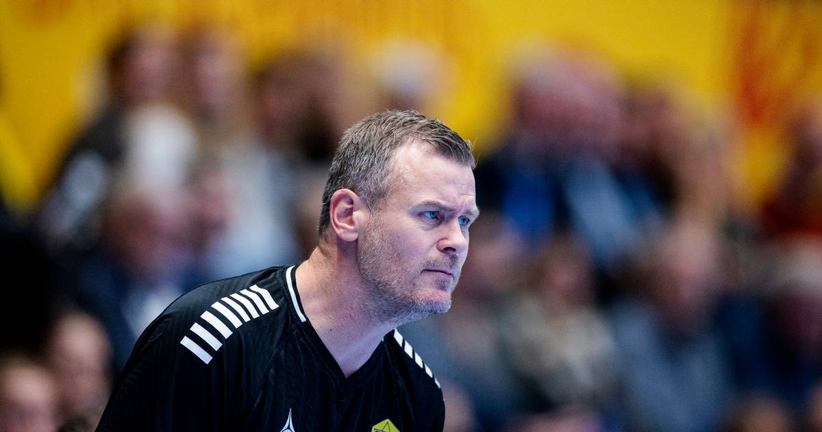 Ikast smider træner på porten en time efter lussing - Jyllands-Posten