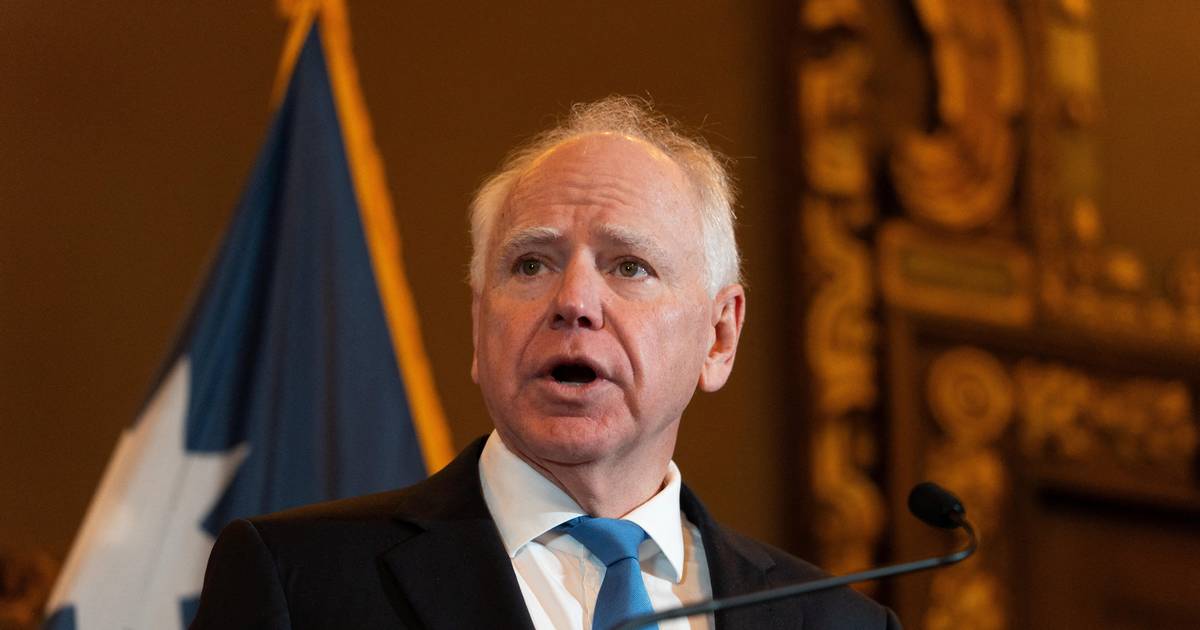 Tim Walz kalder regerings forklaring på skudepisode i USA for ...