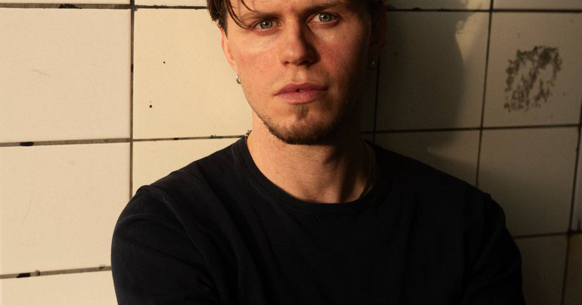Han åbner vores øjne for virkeligheden - Jyllands-Posten