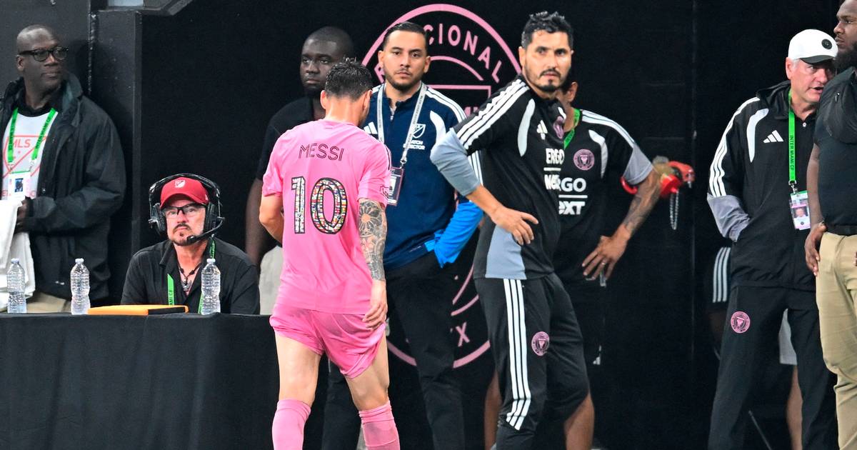 Messi tager sig til låret og udgår få uger før VM - Jyllands-Posten