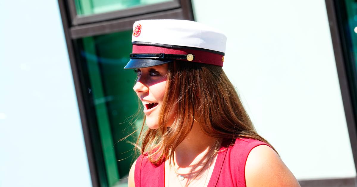 Kronprinsen gav prinsesse Isabella studenterhuen på - Jyllands-Posten