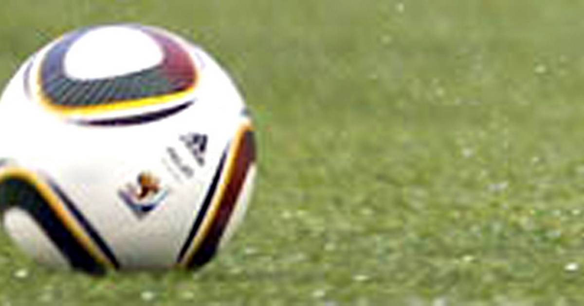 Sparkede til kvindes hoved som en fodbold