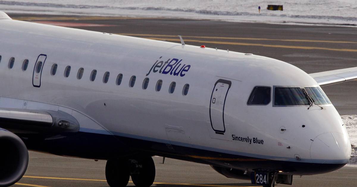 8 hospitalized after severe turbulence on JetBlue flight to Florida