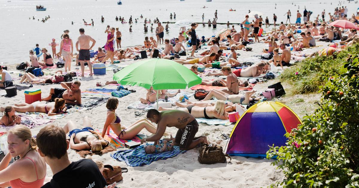 Strandtøjet kan pakkes væk tirsdag - Jyllands-Posten
