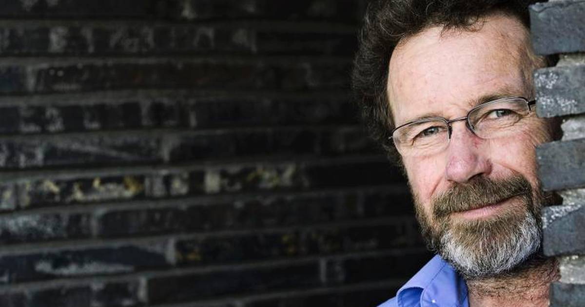 To mænd på en hængebro