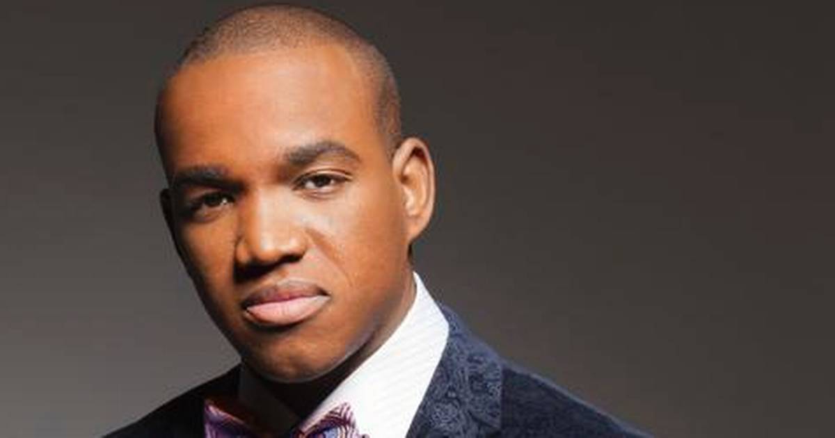 Tenor bandt silkesløjfer med stemmebåndet