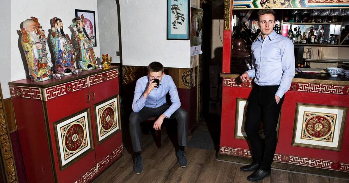 Tre unge bøjer arm med Kina - Jyllands-Posten