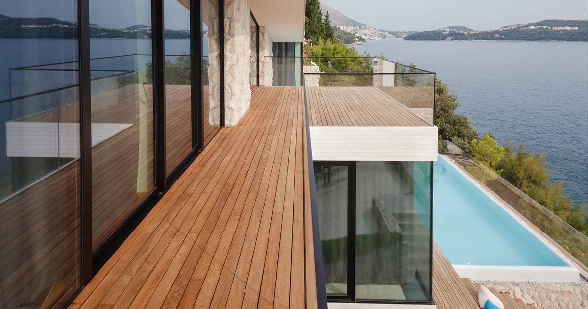 Huset med malerisk pool og terrasser i flere niveauer