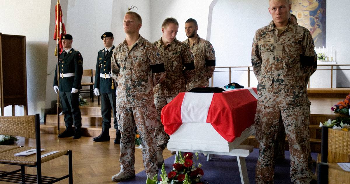 Fotografens bedste skud: Til en ung dansk soldats begravelse - Jyllands ...