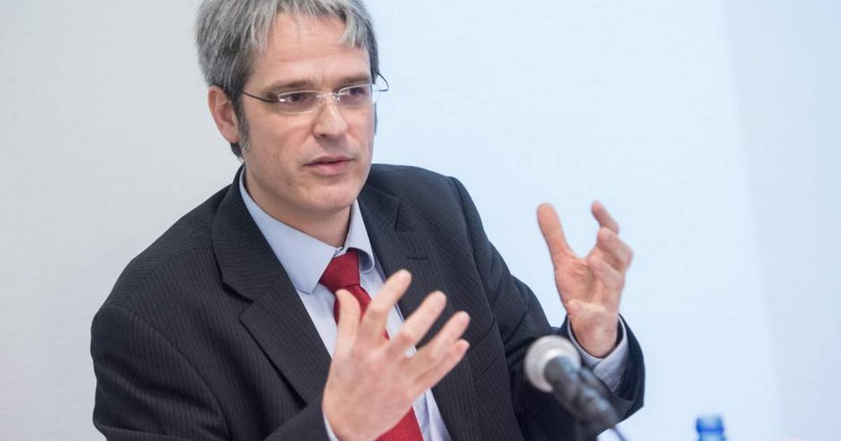 Han er både til fynsk humle og studier i Stasi-akterne - Jyllands-Posten