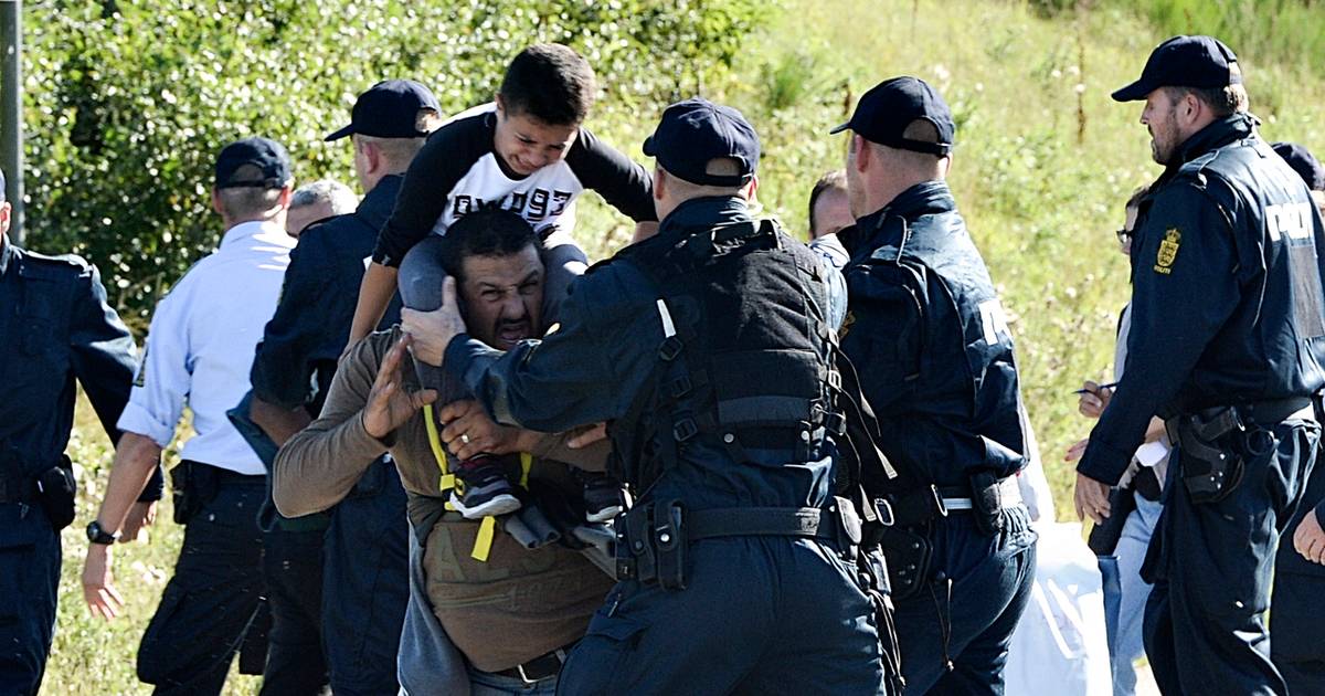 Avis: Billeder viser politi bruge magt mod flygtninge - Jyllands-Posten