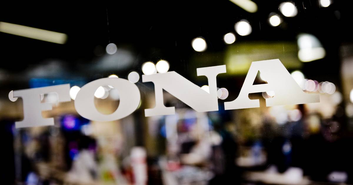 Fona holder sidste åbningsdag med næsten tomme hylder