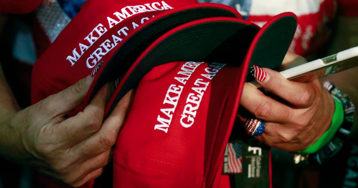 Dansk turist blev truet med kniv efter at have båret »Make America ...