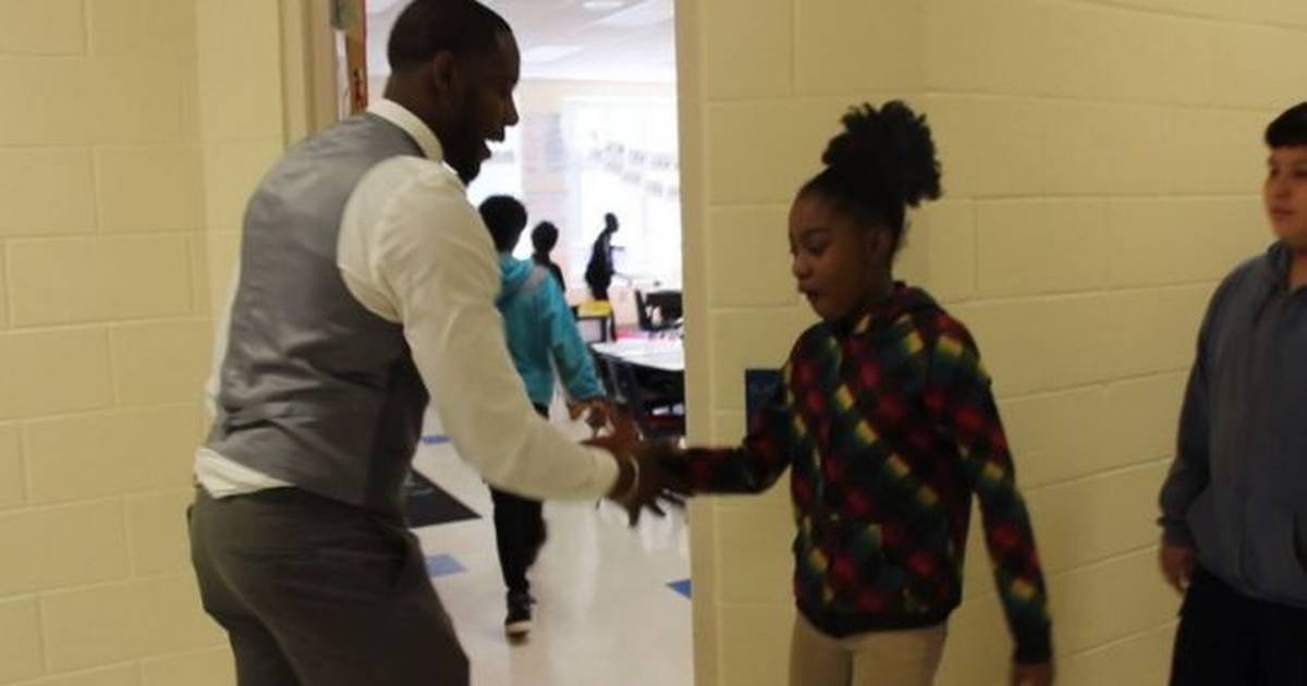 Lærer vækker begejstring med unik hilsen til hver eneste elev ...